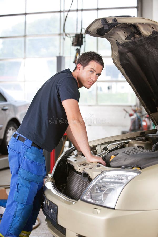 Mechaniker, Der Tablette Verwendet, Um Auto Zu Reparieren Stockbild ...