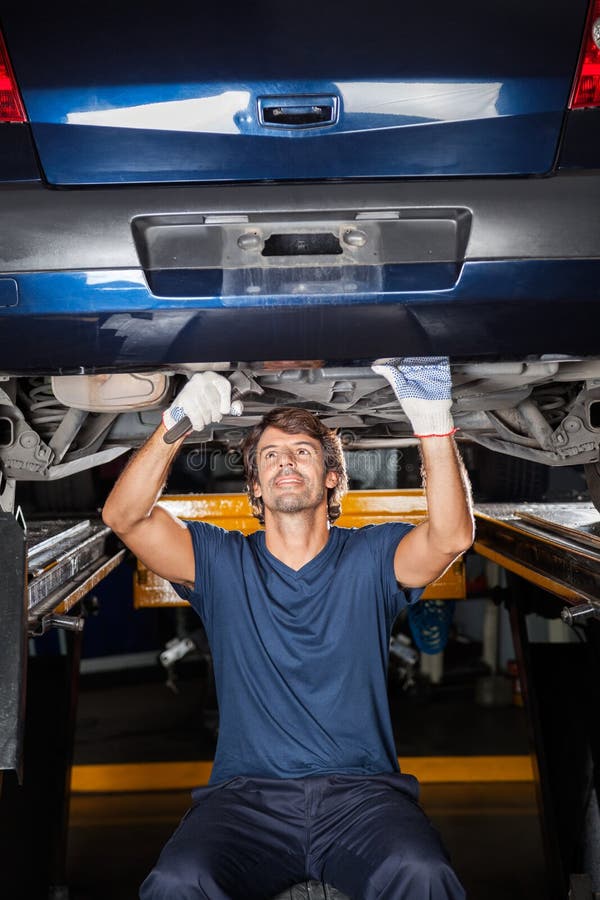 Mechaniker Repairing Underneath Car Stockfoto - Bild von schlosser ...