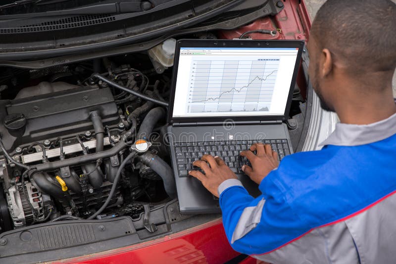 Mechanisch with Laptop while Die Motor Onderzoeken Stock Foto - Image ...