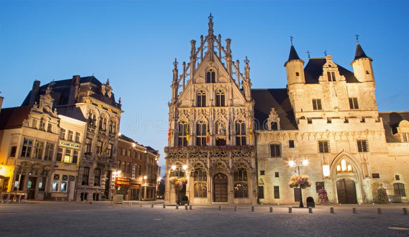 Mechelen - Grote Markt En Stadhuis in Avondschemer Redactionele ...