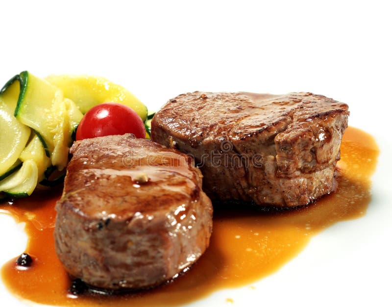 Medalhões da vitela imagem de stock. Imagem de prato, verde - 7954023