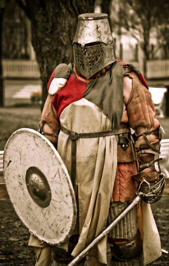 Medeltida Riddare Mot Slott Arkivfoto - Bild av traditionellt, pansar ...