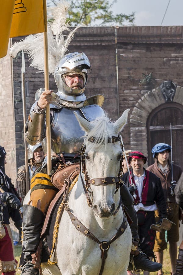 Medeltida Arrangerad Strid - Rievocandum 2015 Redaktionell Foto - Bild ...