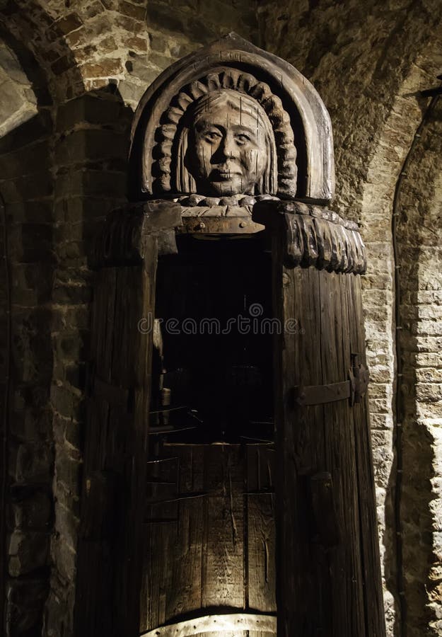 Medeltida Instrument Av Tortyr Arkivfoto - Bild av slott, historia ...