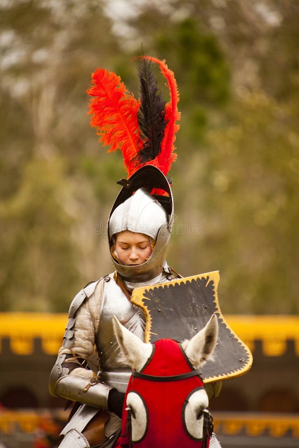 Riddare på häst redaktionell arkivfoto. Bild av stridighet - 75816378