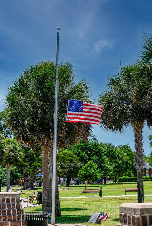 Media Asta De Bandera En Parque Foto de archivo - Imagen de cielo ...