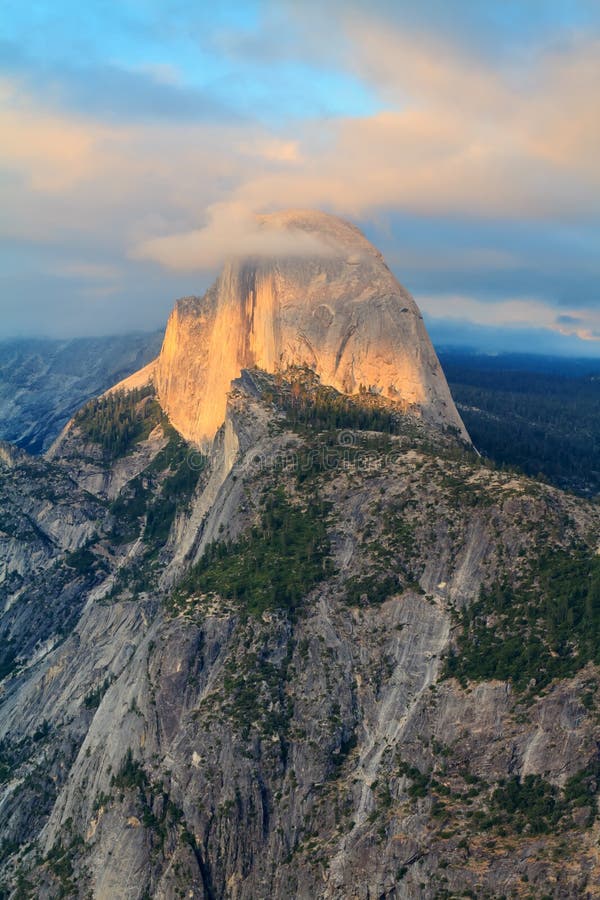 Media bóveda foto de archivo. Imagen de parque, recorrido - 20352306