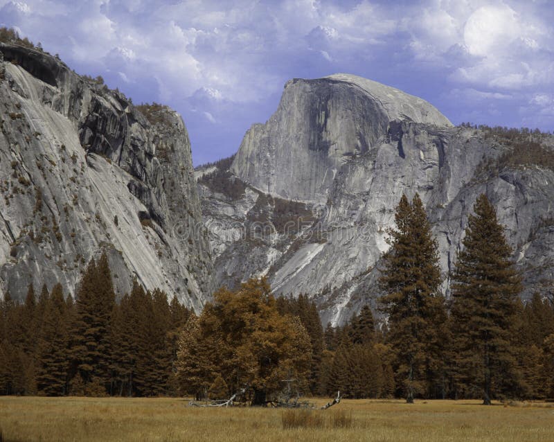 Media bóveda foto de archivo. Imagen de granito, prado - 9252116
