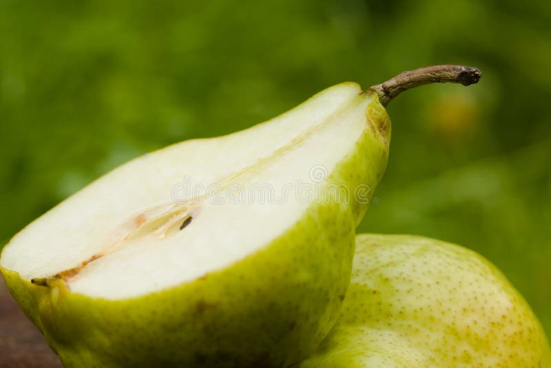 Media Pera De Fondo Blanco. Fruta Jugosa Foto de archivo - Imagen de ...
