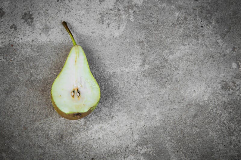 Media Pera En Fondo Concreto Imagen de archivo - Imagen de marco ...