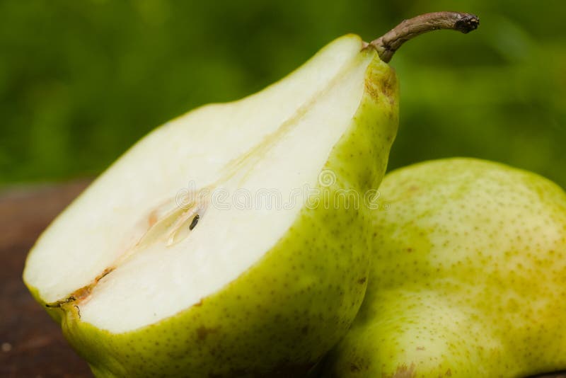 Media Pera Sobre Fondo Verde Foto de archivo - Imagen de verde ...