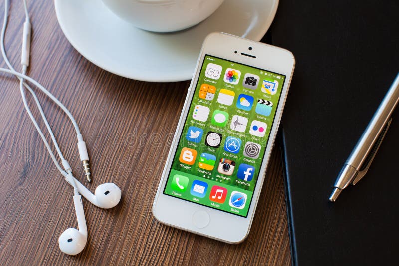 Media editorial stock image. Image of instagram, phone - 117978989