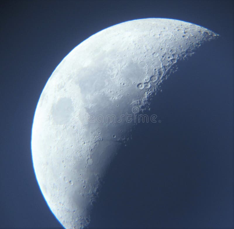 Media Tonalidad Muy Azul De La Luna Imagen de archivo - Imagen de noche ...