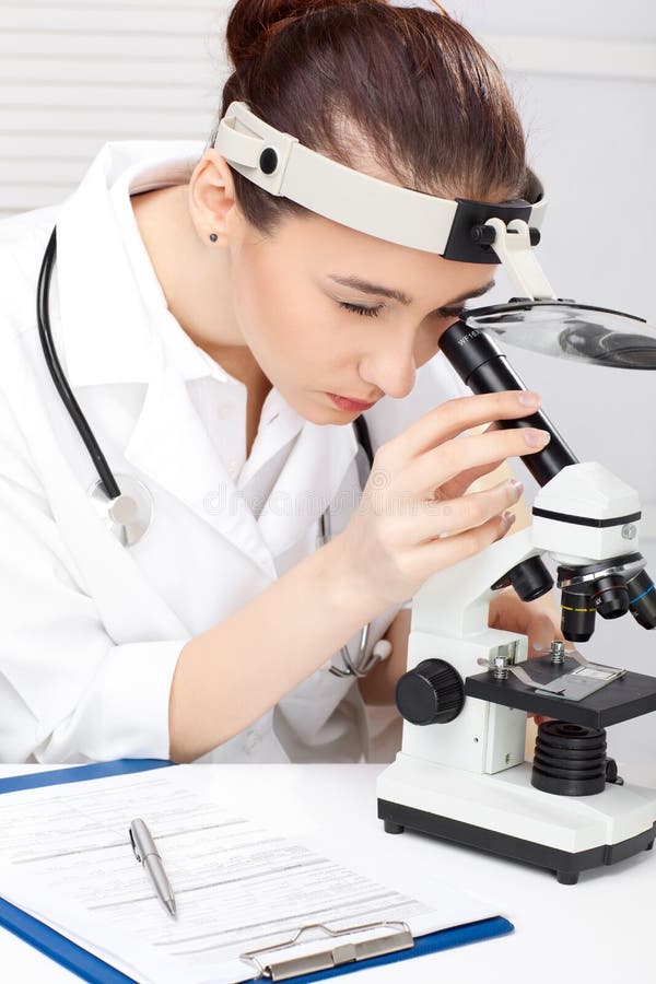 30+ Medical female nurse looking microscope Free Stock Photos ...