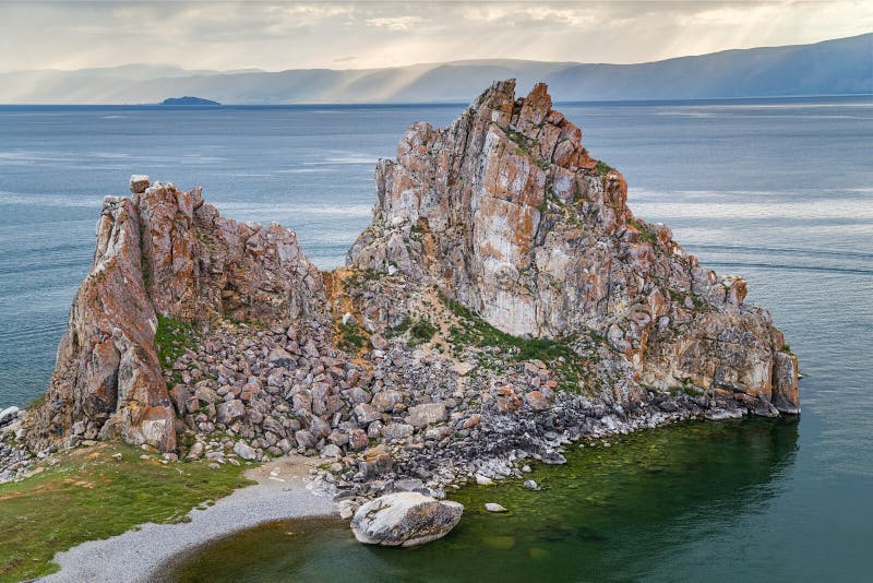 Medicijnman Rock, Meer Baikal in Rusland Stock Foto - Image of ...