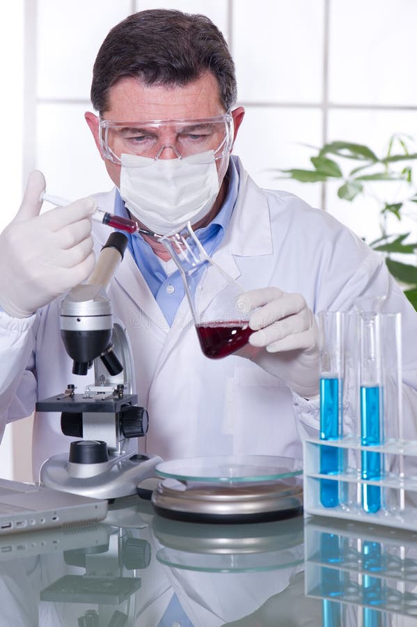 Medico in laboratorio immagine stock. Immagine di salute - 18166777