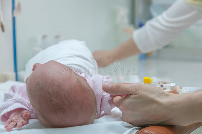 Medico Che Fa Drenaggio Per Il Neonato Immagine Stock - Immagine di ...