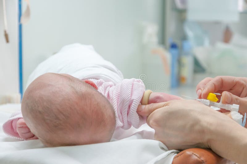 Medico Che Fa Drenaggio Per Il Neonato Fotografia Stock Editoriale ...