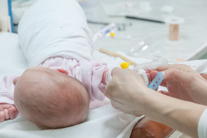 Medico Che Fa Drenaggio Per Il Neonato Immagine Stock - Immagine di ...