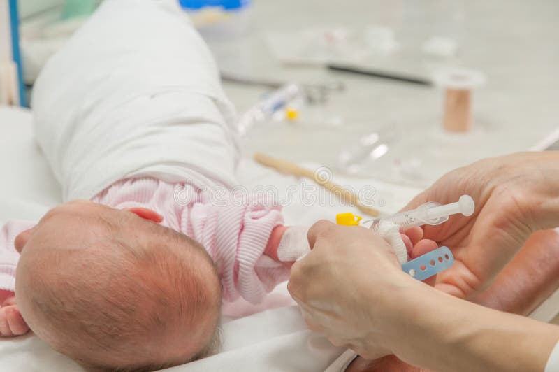 Medico Che Fa Drenaggio Per Il Neonato Immagine Stock - Immagine di ...