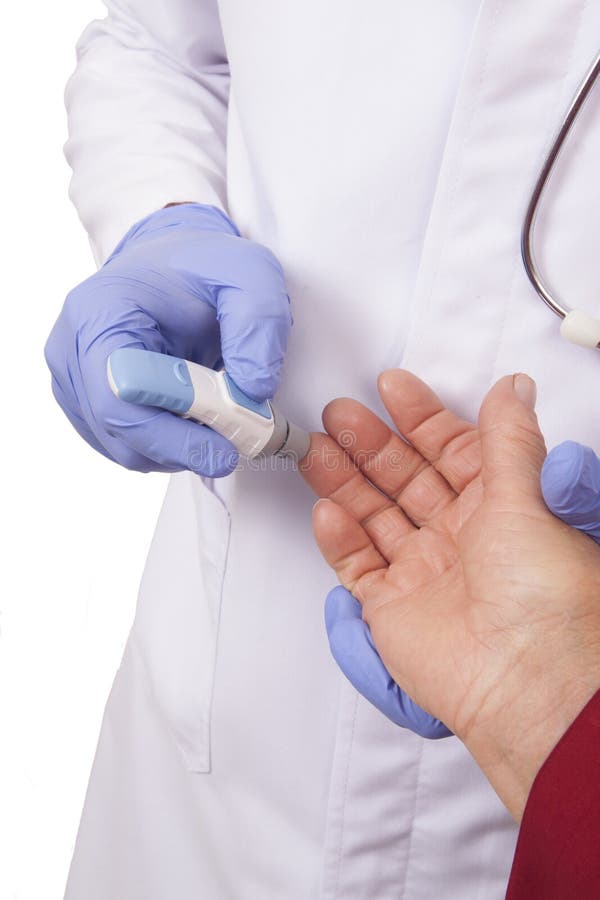 Medico Che Fa La Prova Della Glicemia Immagine Stock - Immagine di ...
