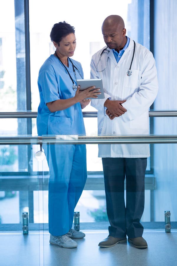 Medico Ed Infermiere Maschii Che Utilizza Compressa Digitale Nel ...