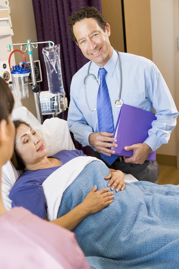 Medique Standing Paciente Quarto Imagem de Stock - Imagem de homem ...