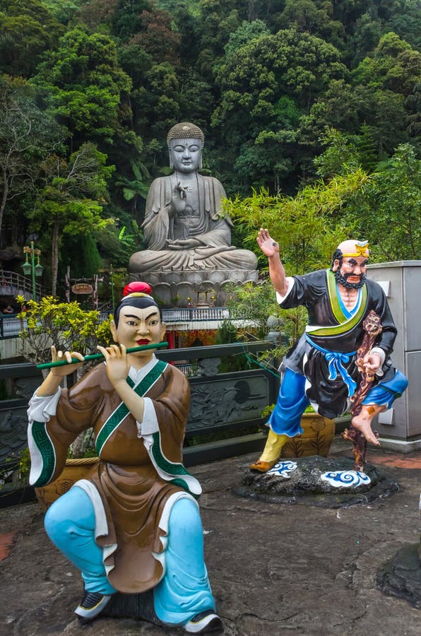 Meditando a Los Buda En Gentle Highland Imagen de archivo editorial ...