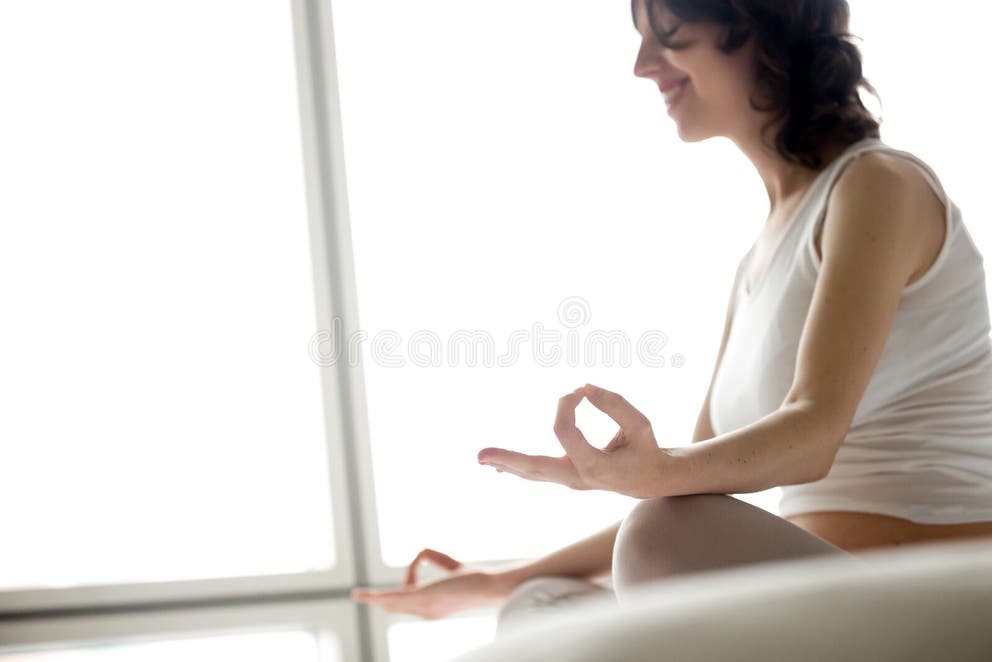 Meditera gravid kvinna fotografering för bildbyråer. Bild av livstid ...