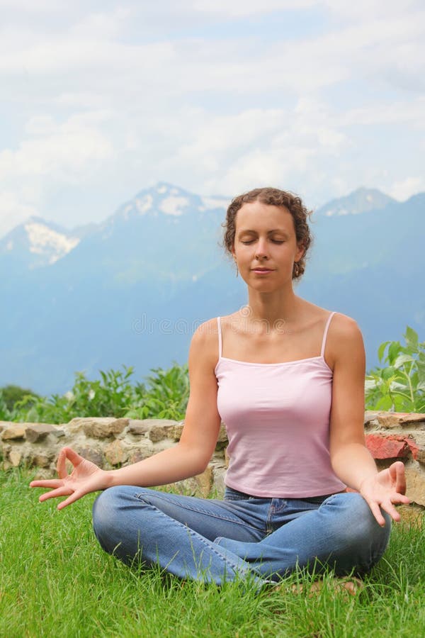 Meditera kvinna fotografering för bildbyråer. Bild av yoga - 13301421