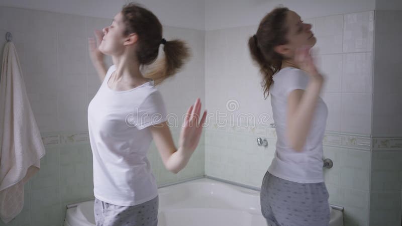 Medium Shot Two Joyful Twin Sisters Dancing Simultaneously In Bathroom