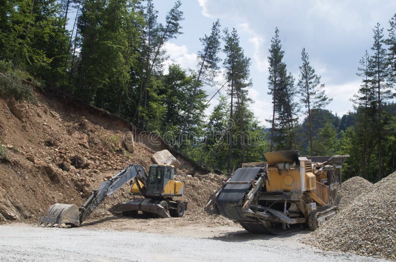 Medium Wheel Excavator and Small Mobile Stone Crusher Crawler Machine ...