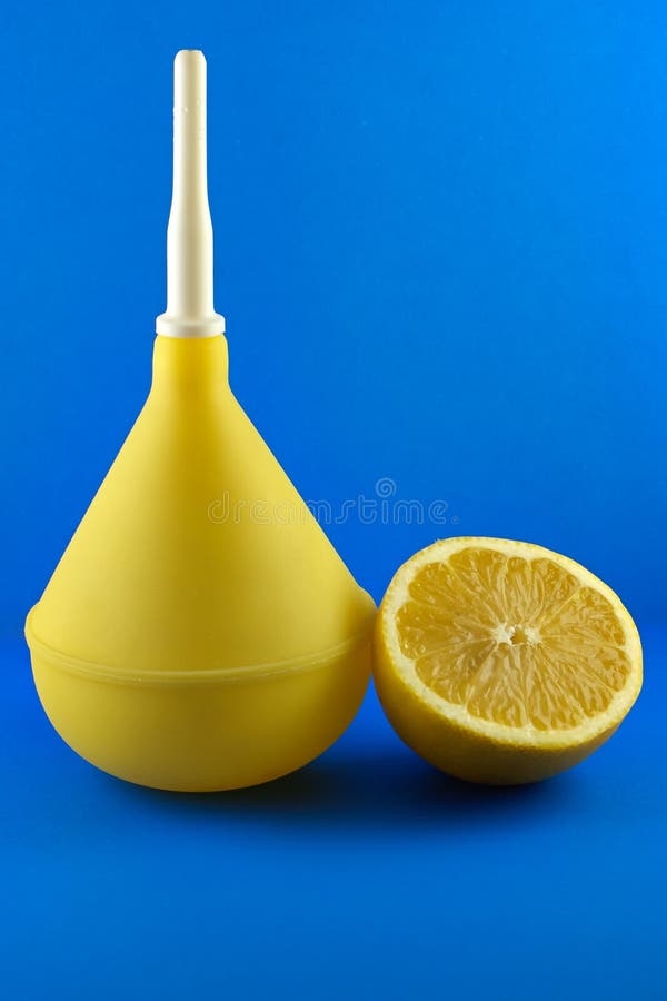 Medizinischer Klistier Mit Zitrone Auf Blau Stockfoto - Bild von ...