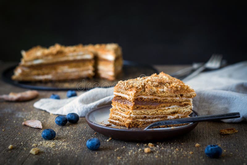 Medovik, Torta De Miel Rusa Con Caramelo Foto de archivo - Imagen de ...