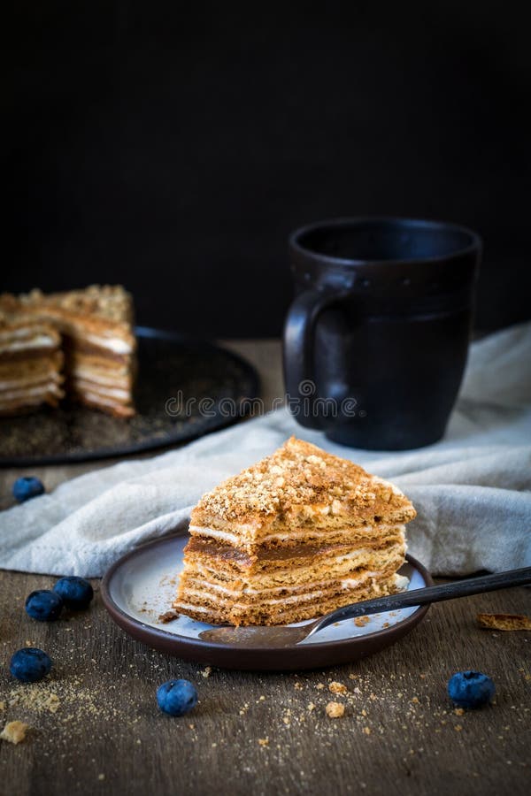 Medovik, Torta De Miel Rusa Con Caramelo Foto de archivo - Imagen de ...