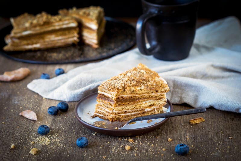 Medovik, Torta De Miel Rusa Con Caramelo Foto de archivo - Imagen de ...