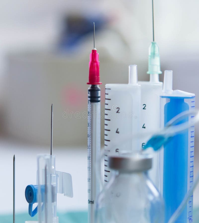 Medyczne Ampułki, Strzykawki I Zastrzyk, Obraz Stock - Obraz złożonej z ...