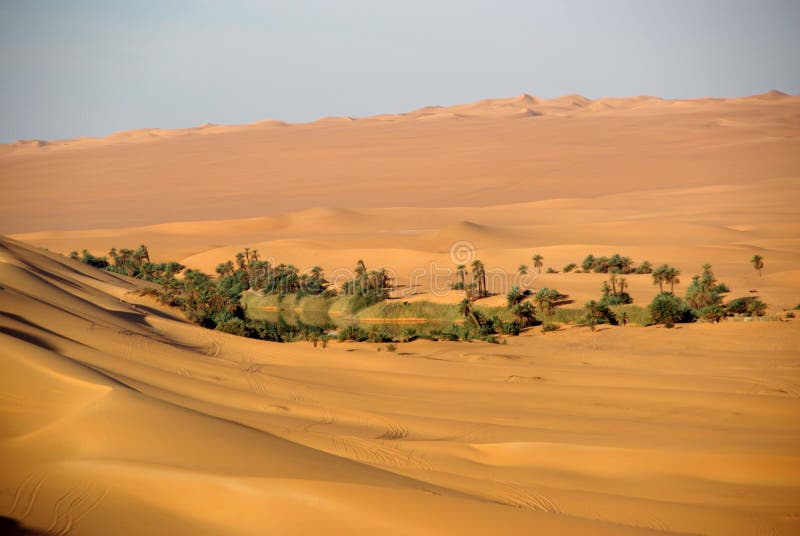 Meer in Libische woestijn stock foto. Image of contrast - 15799478