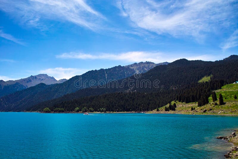 Meer en berg stock foto. Image of water, berg, hemel - 22175252