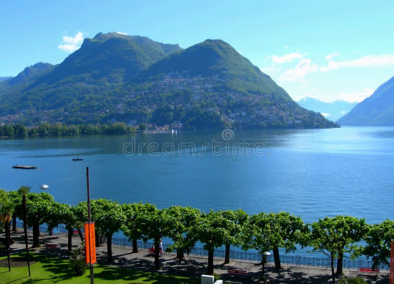 Meer en stad van Lugano stock afbeelding. Afbeelding bestaande uit berg ...