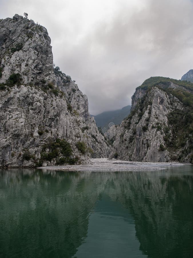 Komanmeer In Albanië, Landschap Stock Afbeelding - Afbeelding bestaande ...
