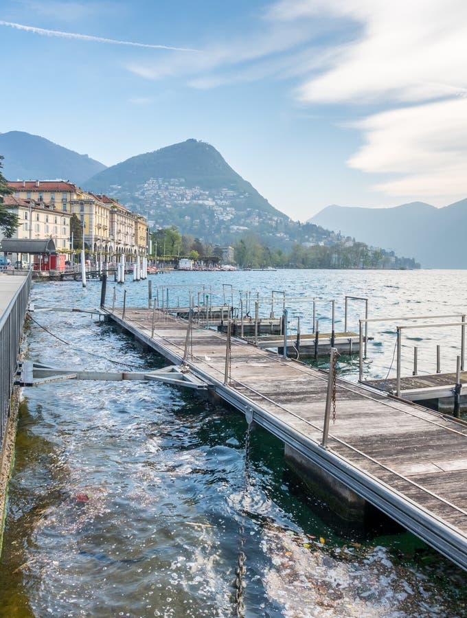 Meer Lugano in Zwitserland redactionele fotografie. Image of rand ...