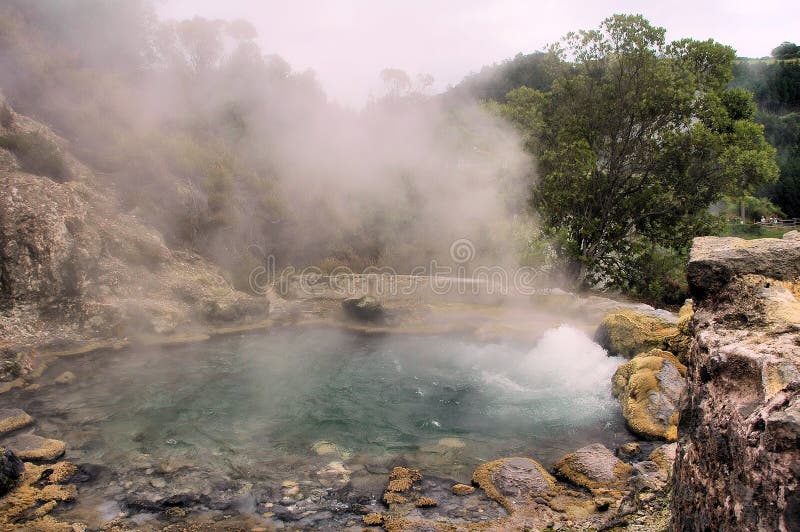 Meer met kokend water stock afbeelding. Image of damp - 5332373
