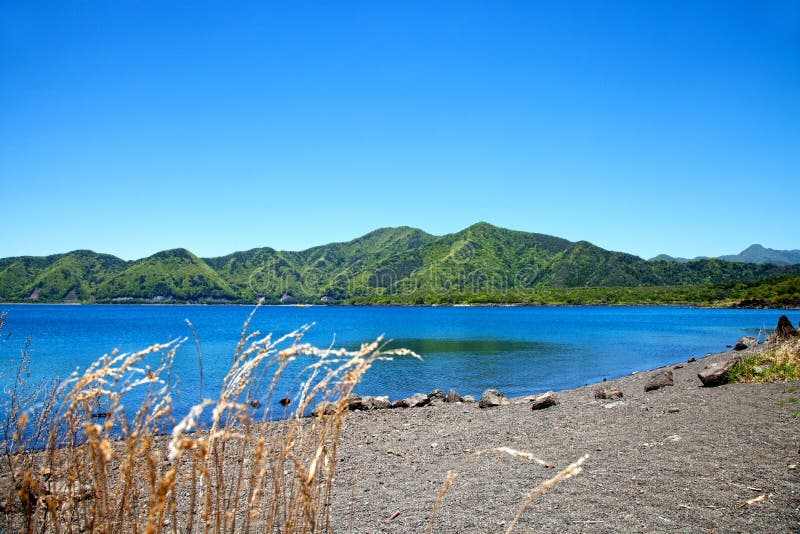 Meer Motosu in Japan stock foto. Image of platteland - 79892782