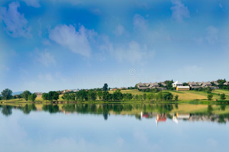 Meer Op De Rand Van Een Dorp Stock Foto - Image of land, bergen: 30943132