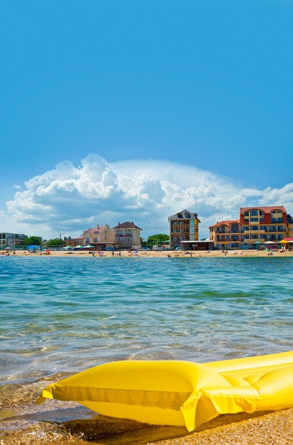 Meer und Strand stockbild. Bild von wasser, himmel, gelb - 56227259