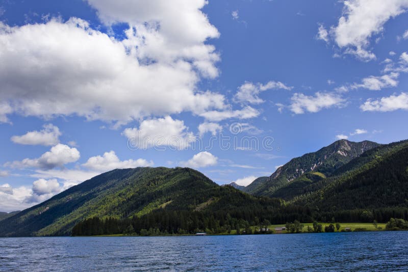 Meer Weissensee in Oostenrijkse Alpen Stock Afbeelding - Image of berg ...