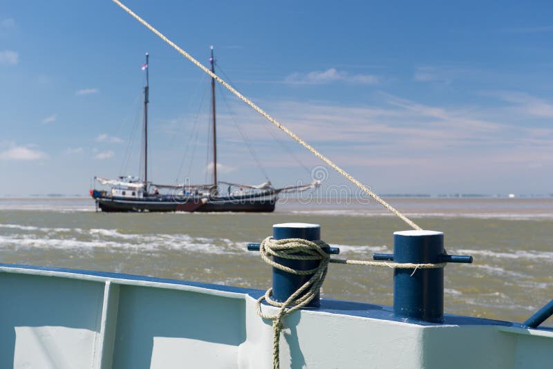 Meerpalen met kabel stock afbeelding. Image of meerpalen - 47499153