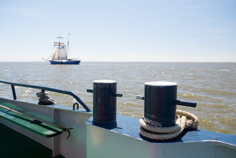 Meerpalen met kabel stock foto. Image of zeilen, blauw - 47499162