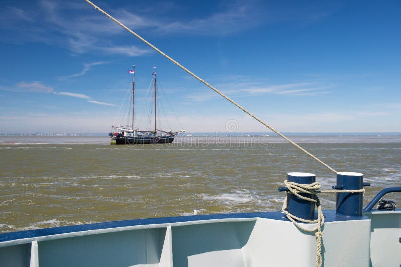 Meerpalen met kabel stock afbeelding. Image of jacht - 47499923